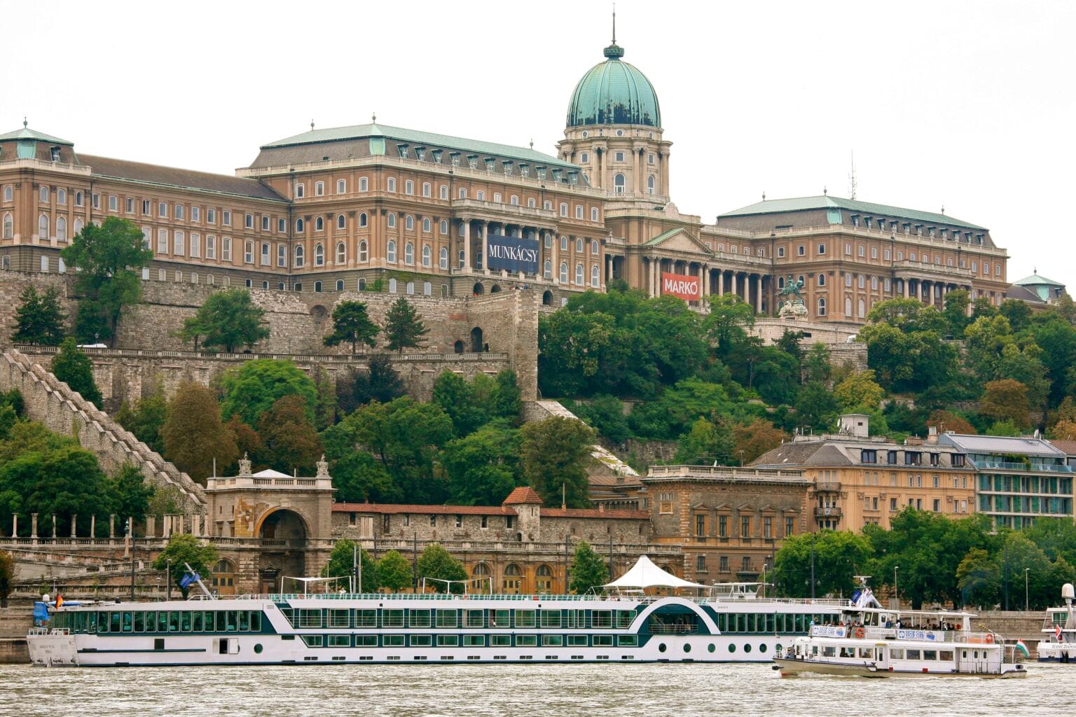 Exploring Széchenyi Lánchíd (Chain Bridge) - World Travel Eye