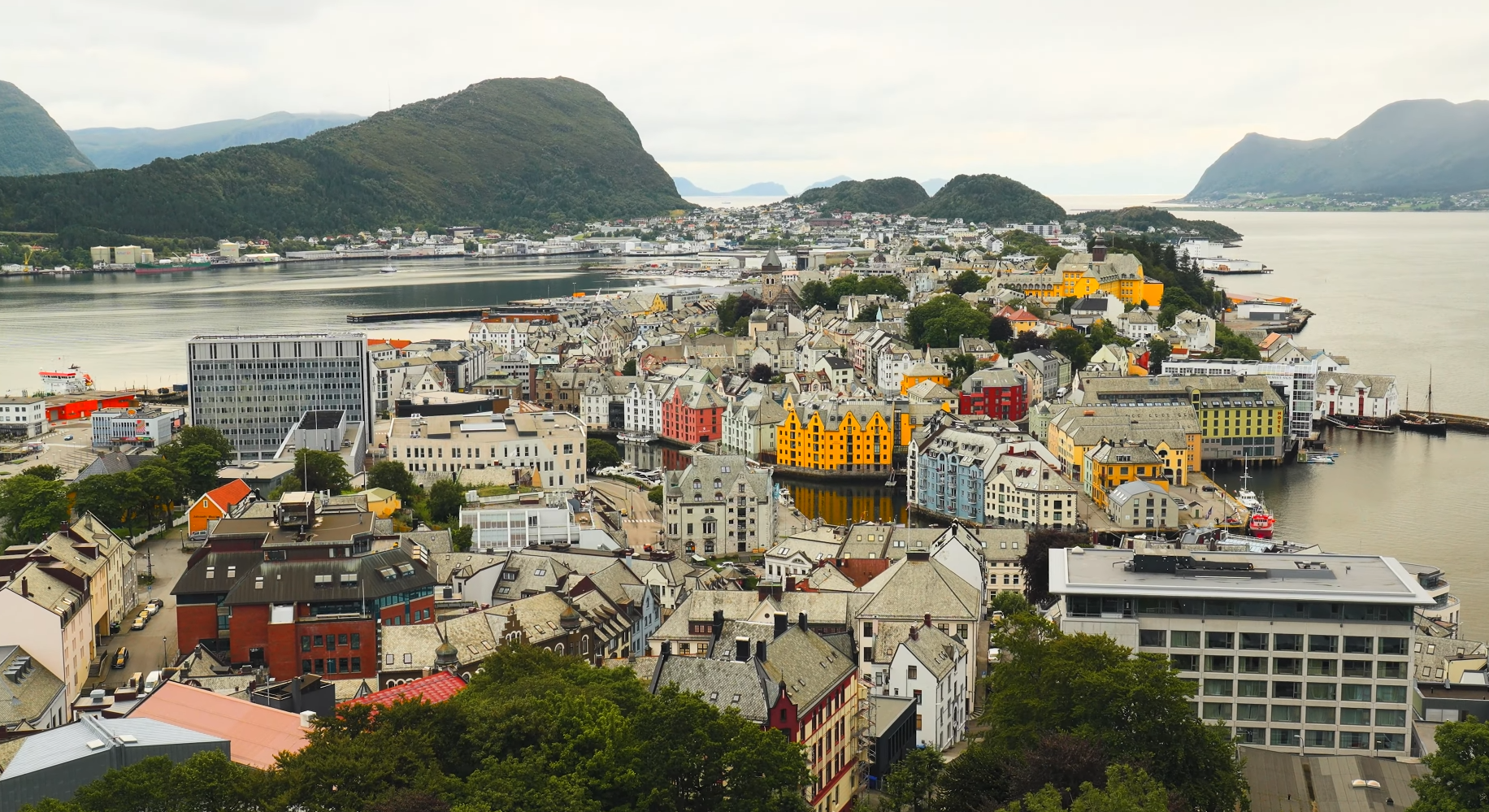 Best streets: Kongensgate, Kipervikgata, Apotekergata. Just walk around ...