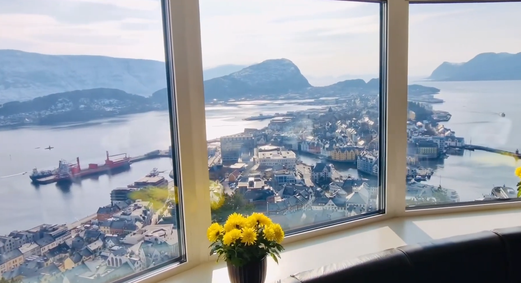 Fjellstua restaurant and café sit right at the viewing platform. Sounds ...
